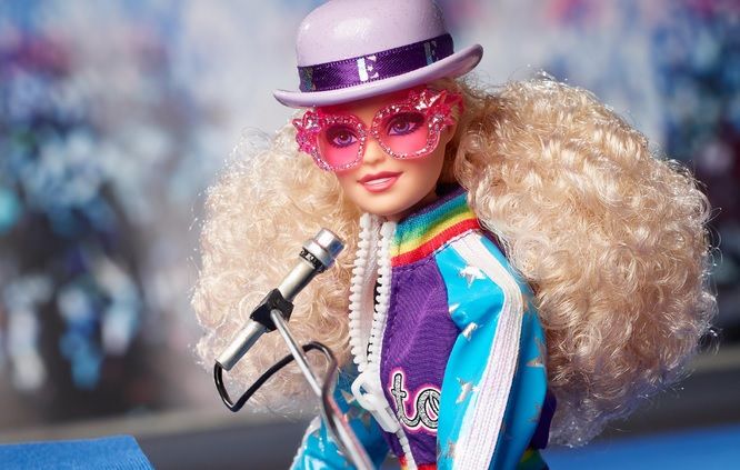 Barbie in pieno stile Elton John: il tributo al baronetto del pop!